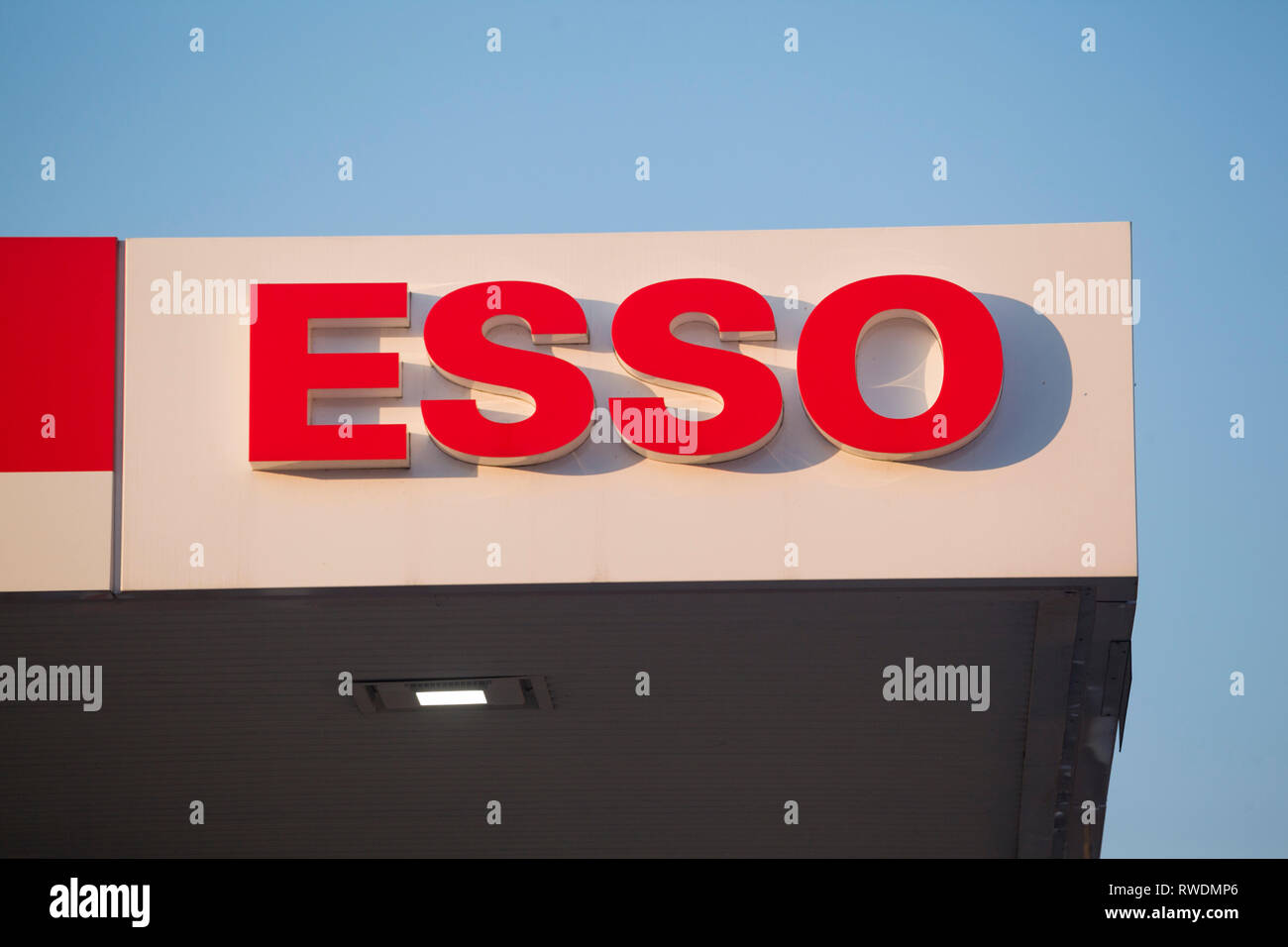 Esso petroleum sign logo hi-res stock photography and images - Alamy
