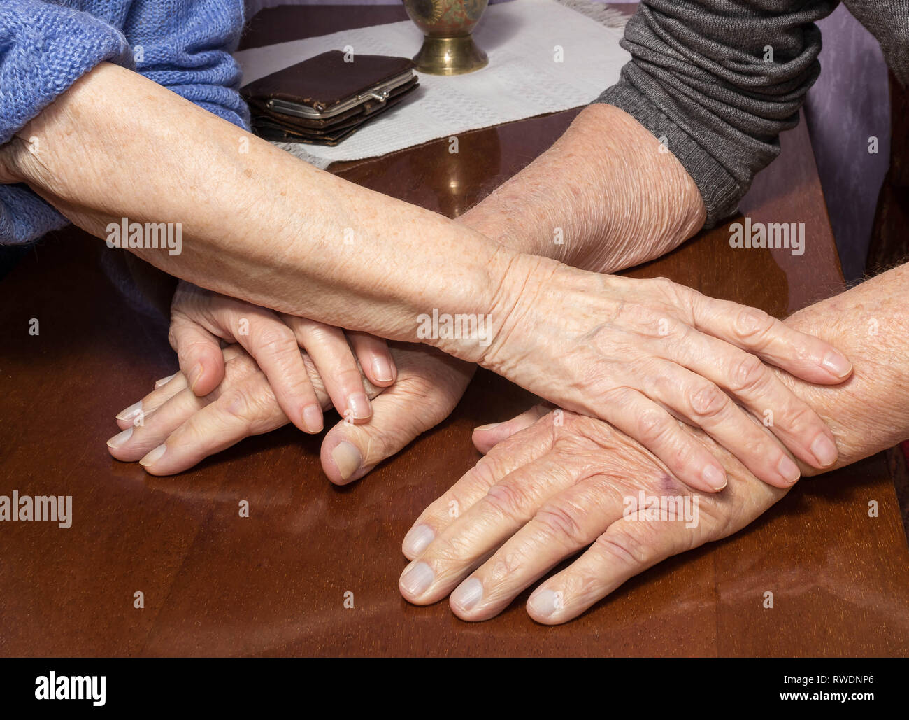 Old people holding hands hi-res stock photography and images - Alamy