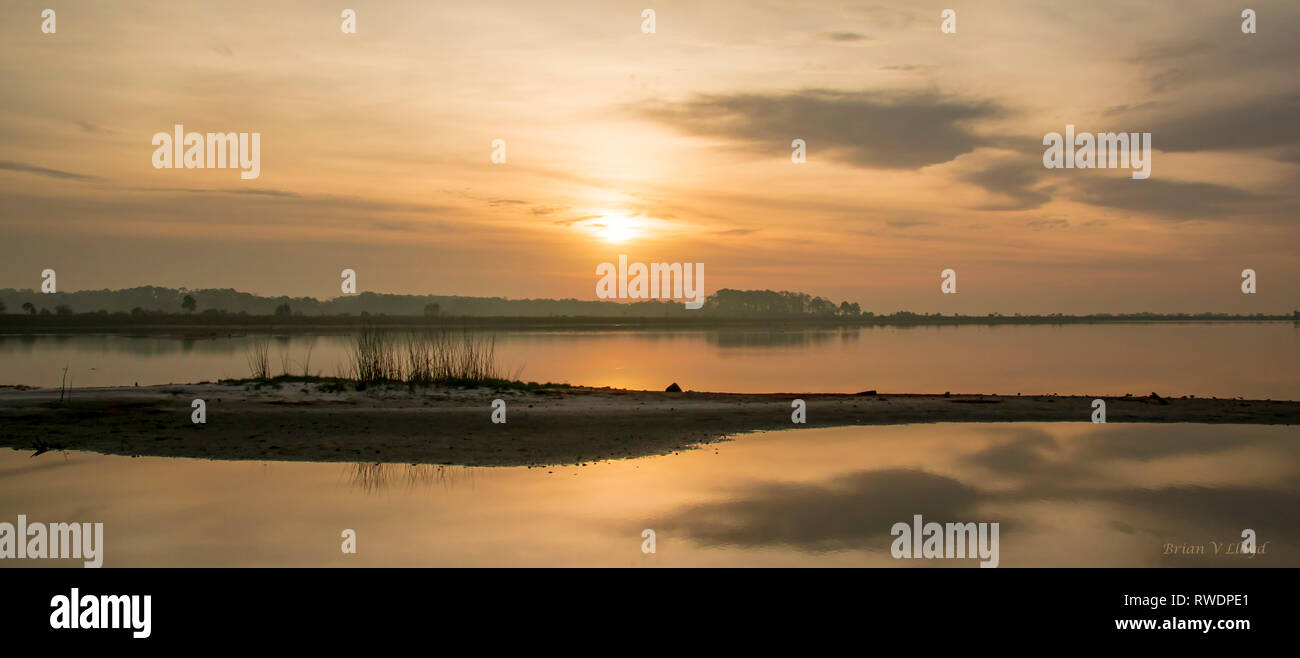 Sunrise over a lake hi-res stock photography and images - Alamy