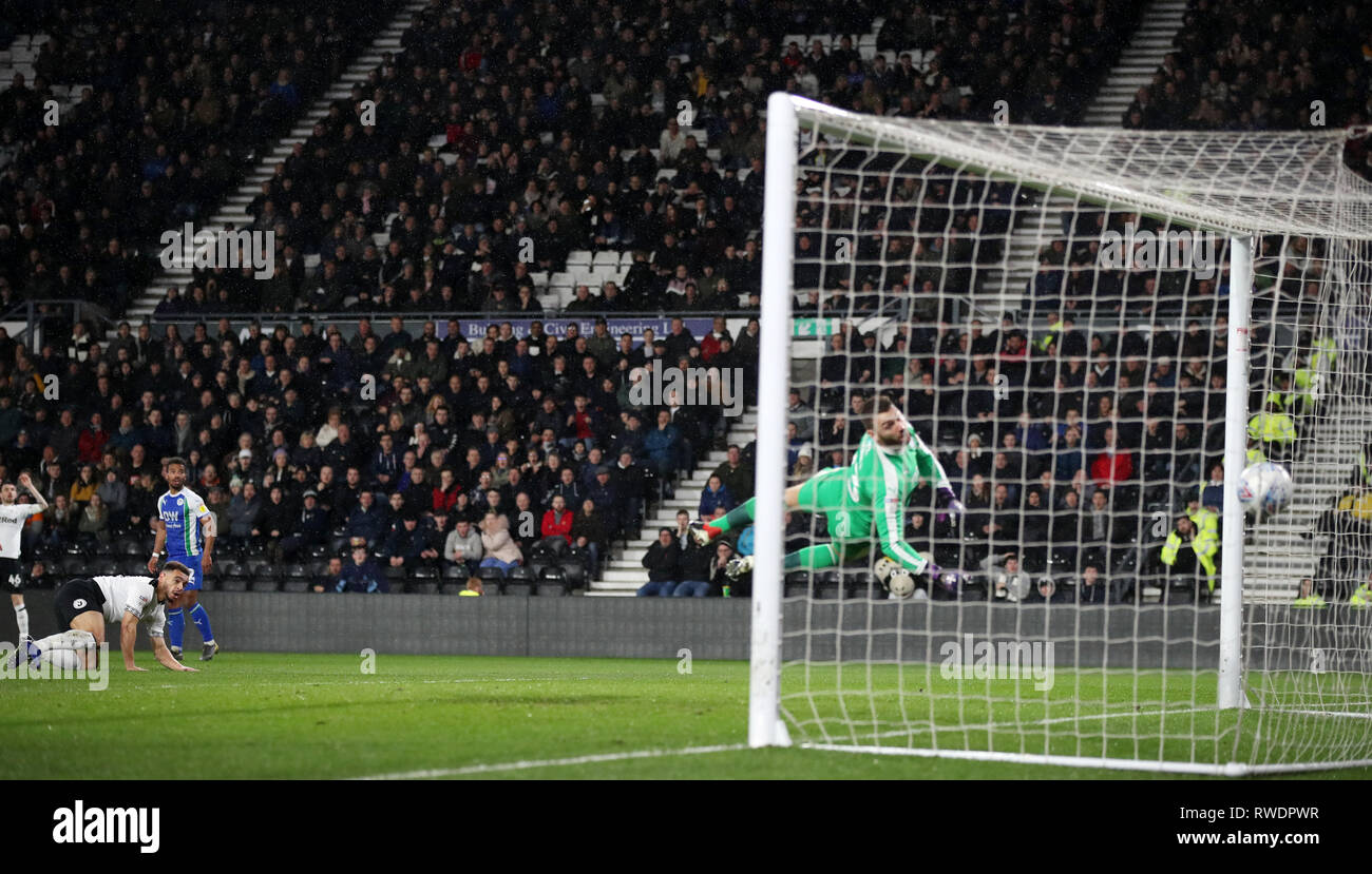 Derby countys mason bennett scores hi-res stock photography and images ...