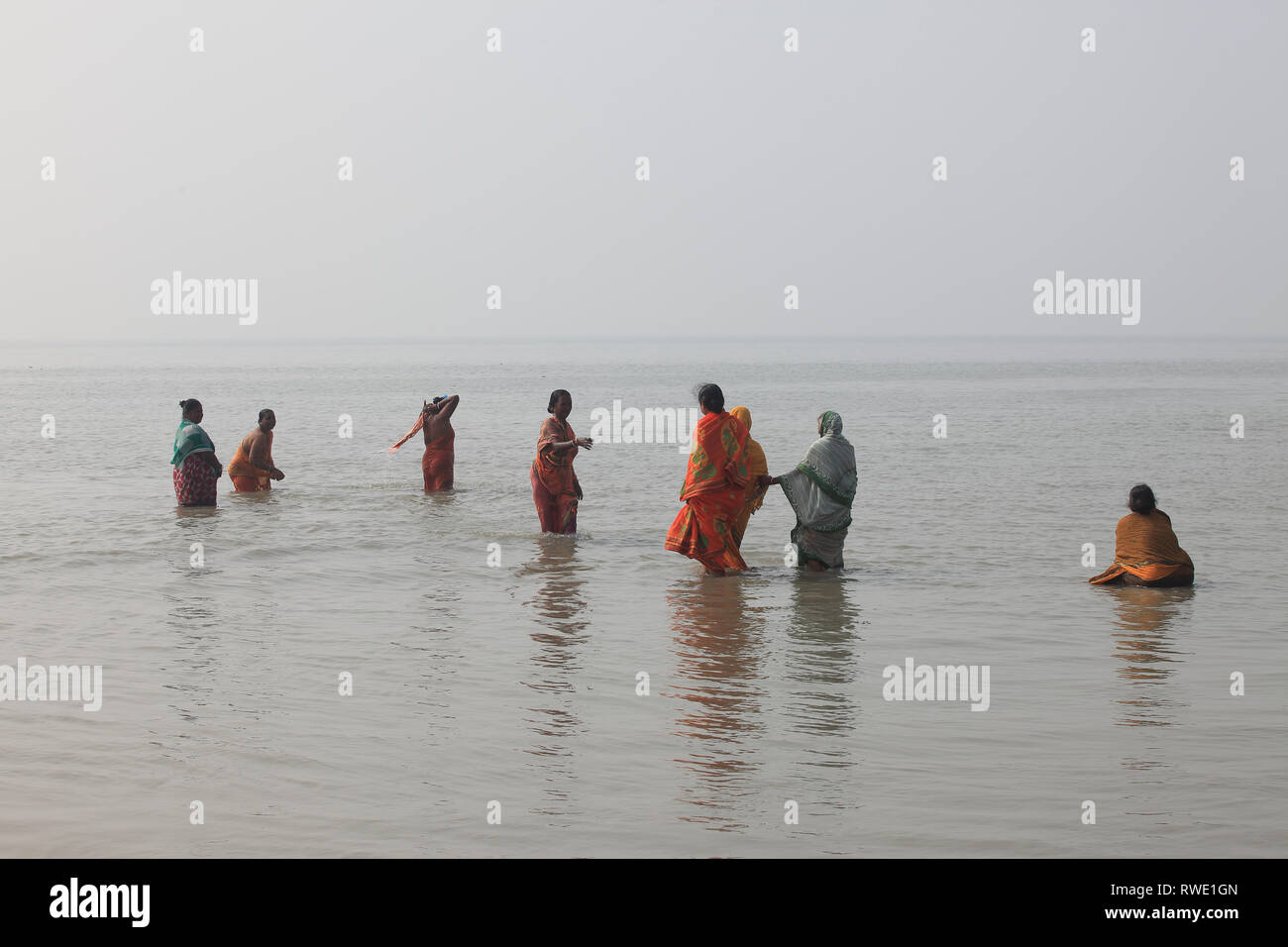Hindu pilgrims gathered to take bath in the Ganges on the day of 'Makar ...
