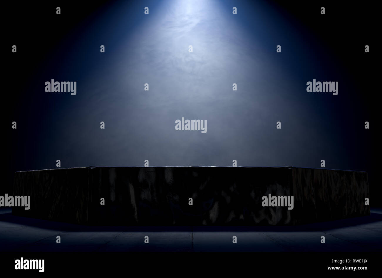 Single spotlight performer hi-res stock photography and images - Alamy
