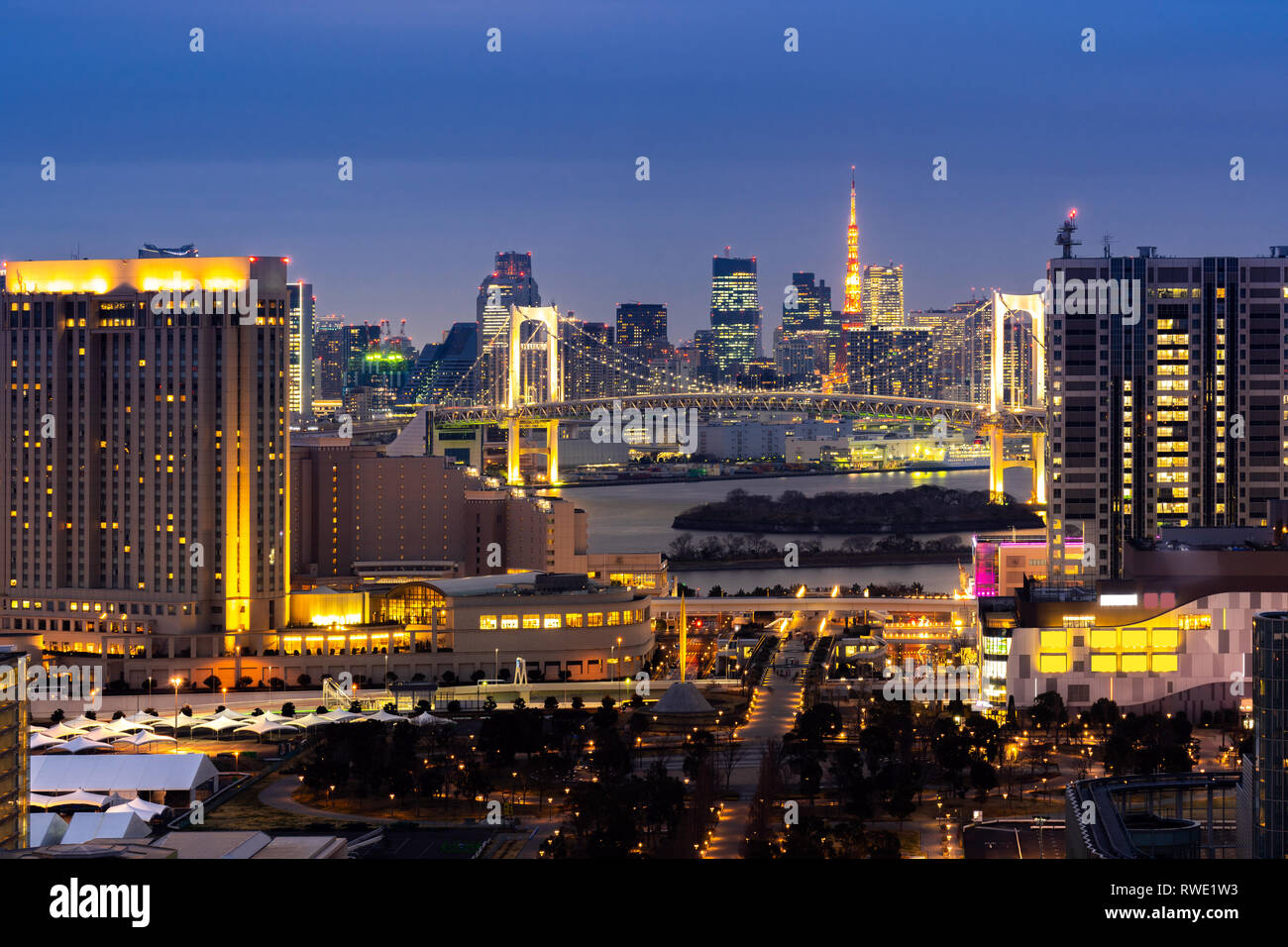 Aerial view of Tokyo Sunset with Tokyo tower and Rainbow bridge with ...