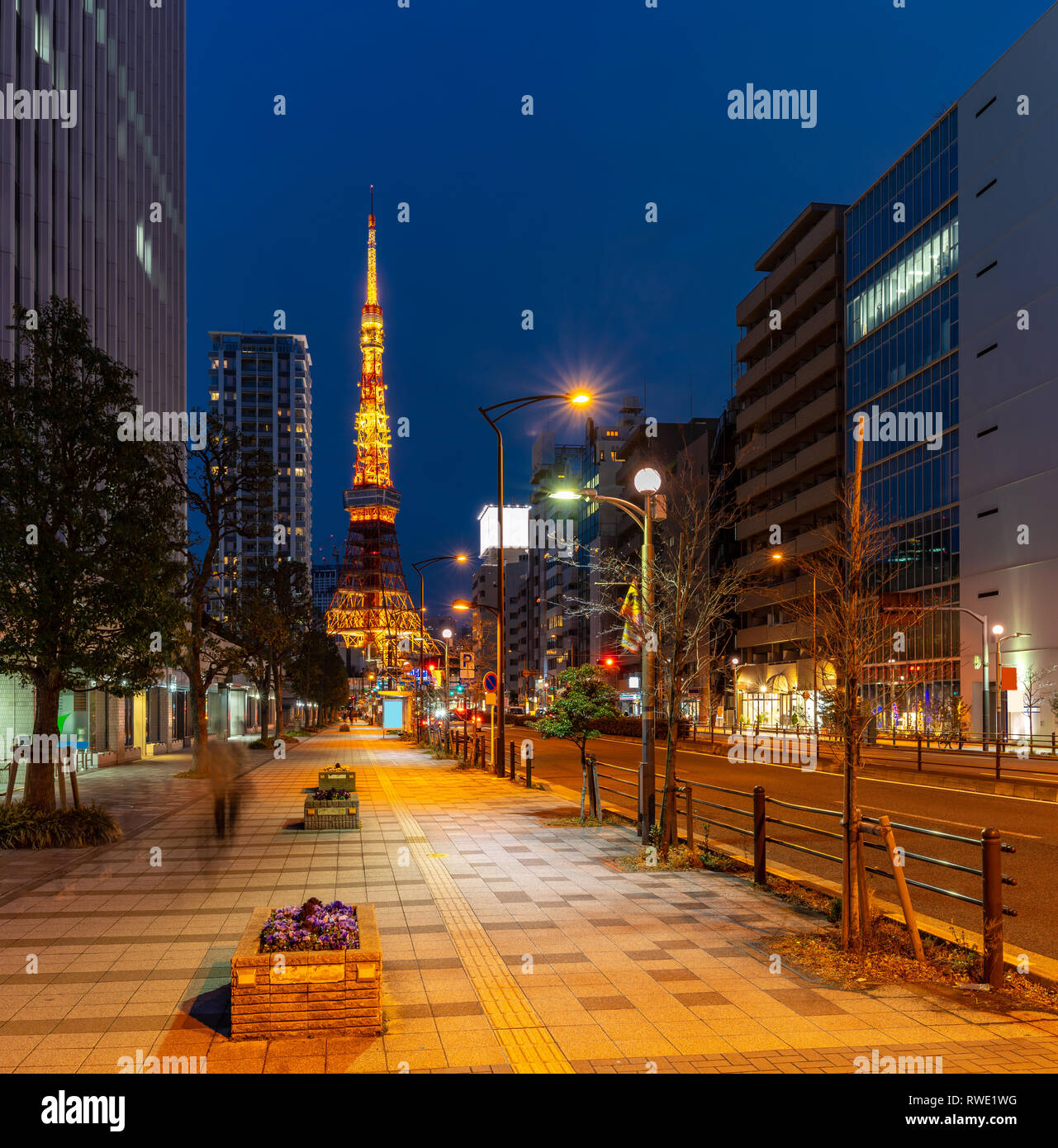 Tokyo Tower at dusk with Tokyo skyline city scape in monato ward. Tokyo ...