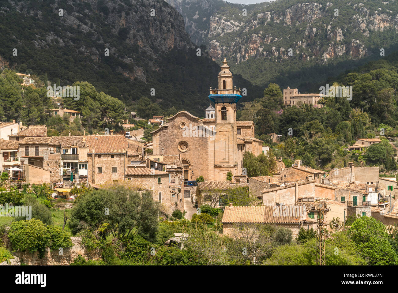 Valldemossa mit der Pfarrkirche Sant Bartomeu, Mallorca, Balearen ...
