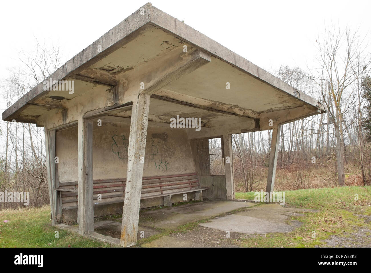 Concrete shelter bus hi-res stock photography and images - Alamy