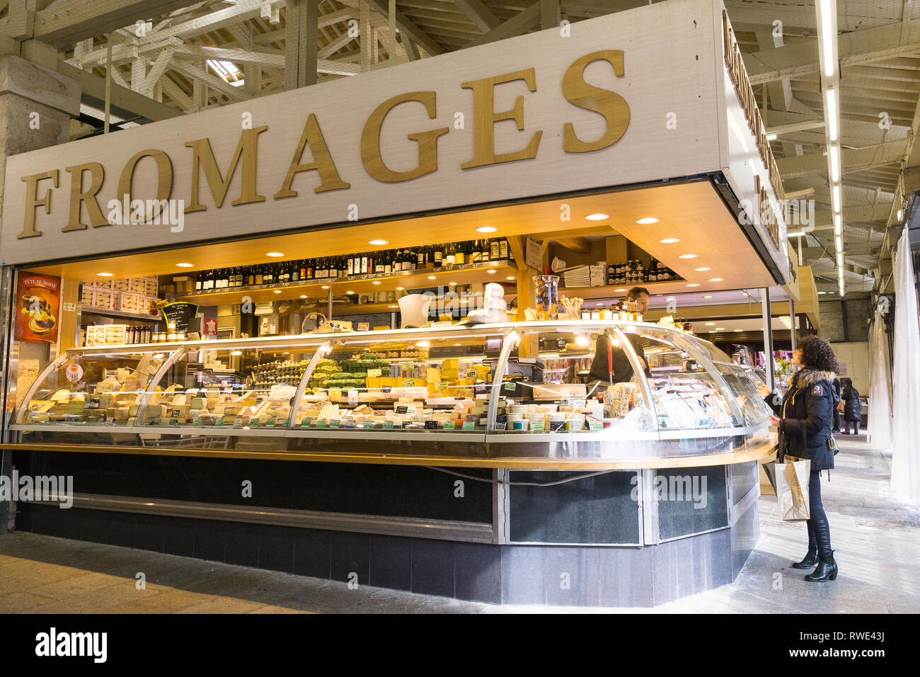 Cheese shop (fromagerie) at Allegri farm market in Paris, France Stock ...