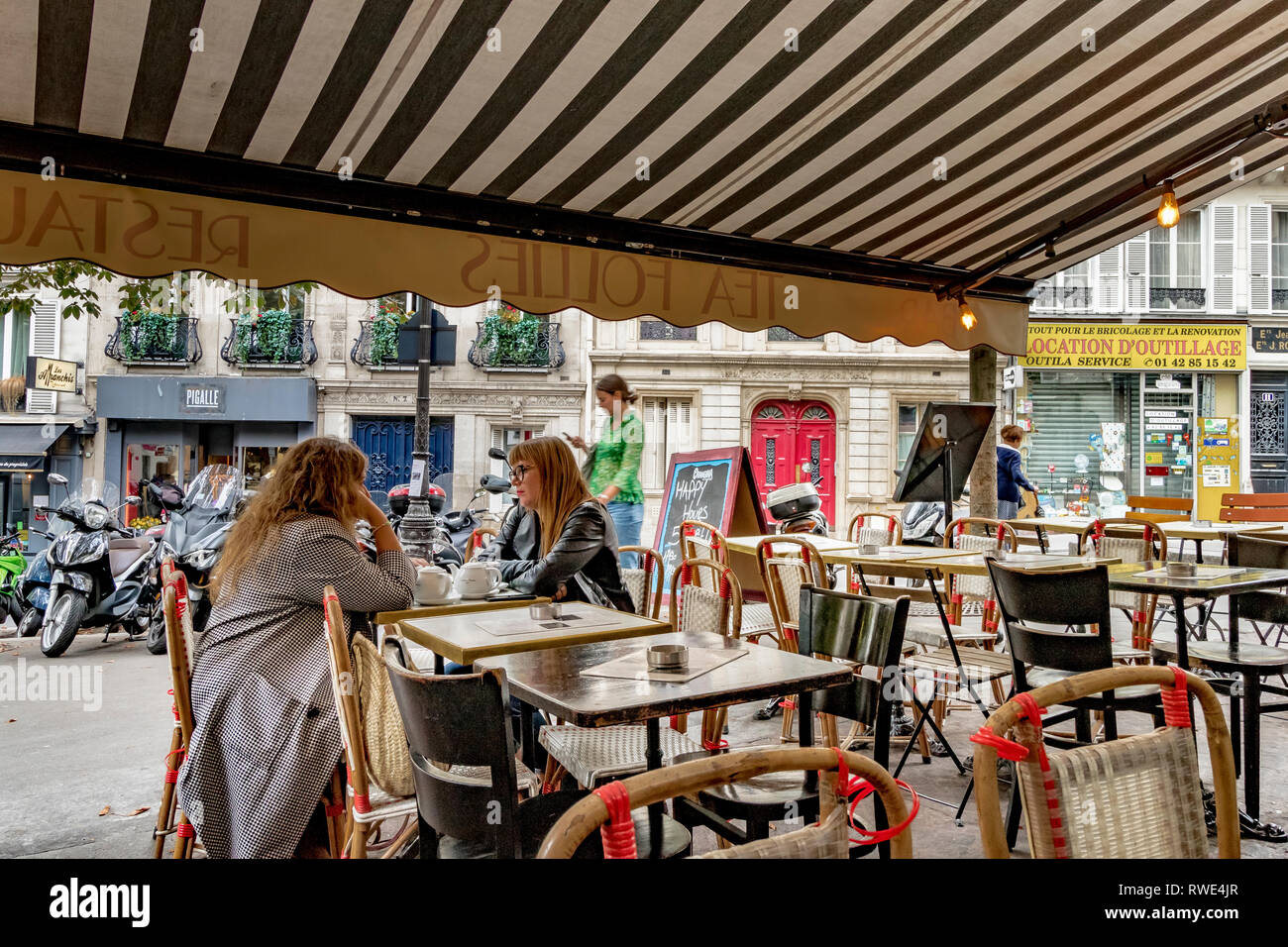 Parisian bistro hi-res stock photography and images - Alamy