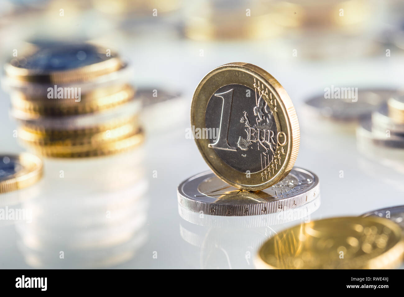 Loose coins hi-res stock photography and images - Alamy