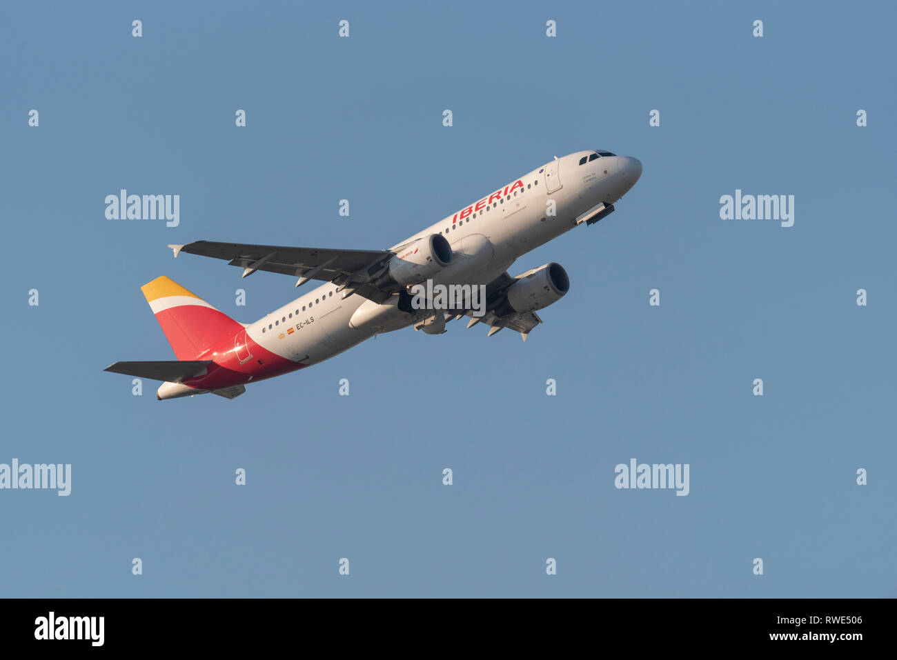 London heathrow airbus a320 taking off hi-res stock photography and ...