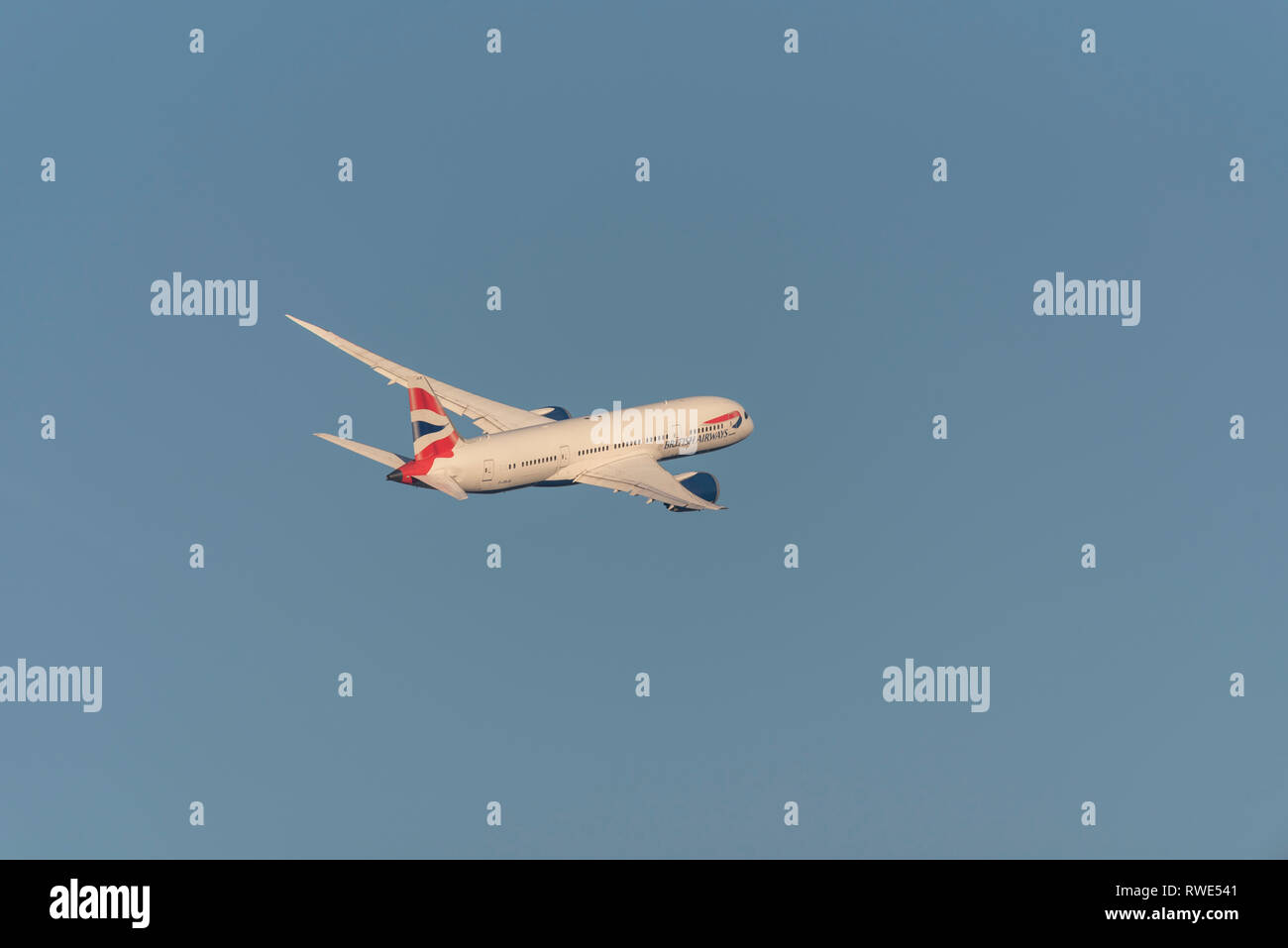 Ba boeing 787 taking off hi-res stock photography and images - Alamy