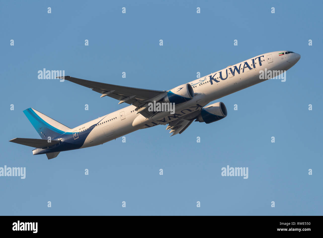 Kuwait airways plane hi-res stock photography and images - Alamy
