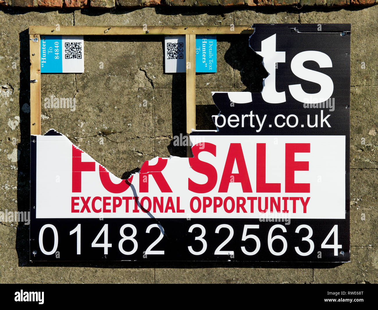 Broken house for sale hi-res stock photography and images - Alamy