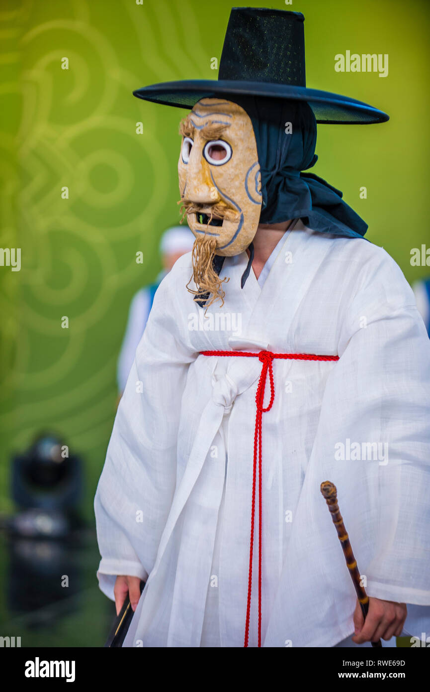 Actor performing the traditinal Korean Maskdance at Andong South Korea ...