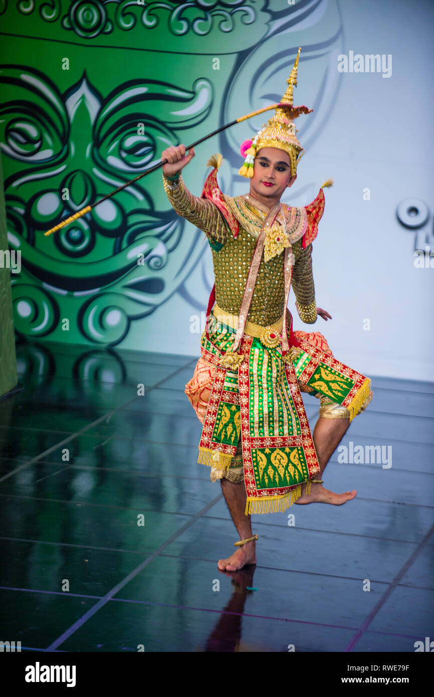 Thai dancer performing the traditinal Thai Khon dance at the Mask dance ...