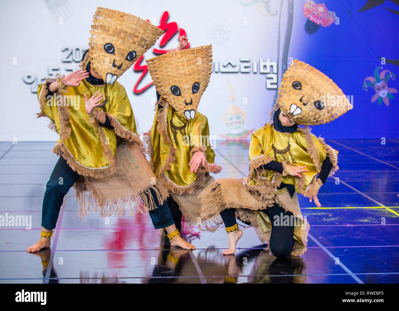 Indonesian dancers from Sma Nasima Semaran dance groupe perform at the ...