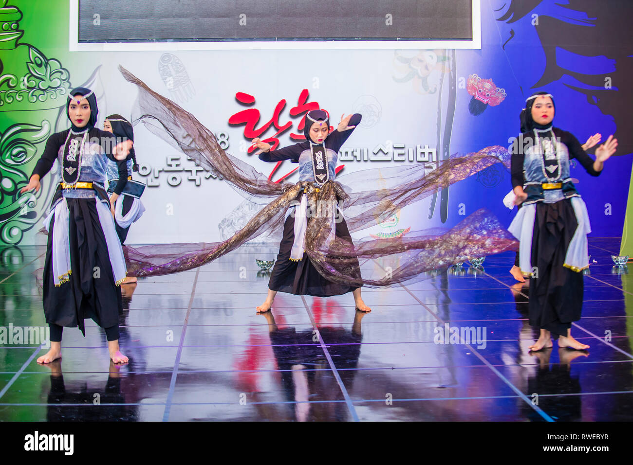 Indonesian dancers from Sma Nasima Semaran dance groupe perform at the ...