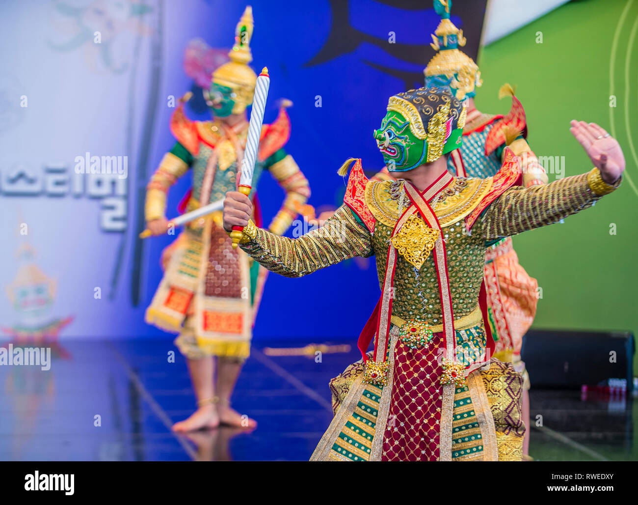 Thai dancers performing the traditinal Thai Khon dance at the Mask ...