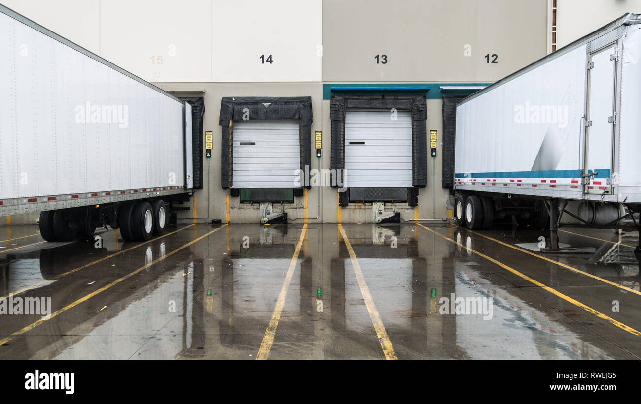 Trucks, dry van, refer, flatbed, driver Stock Photo - Alamy