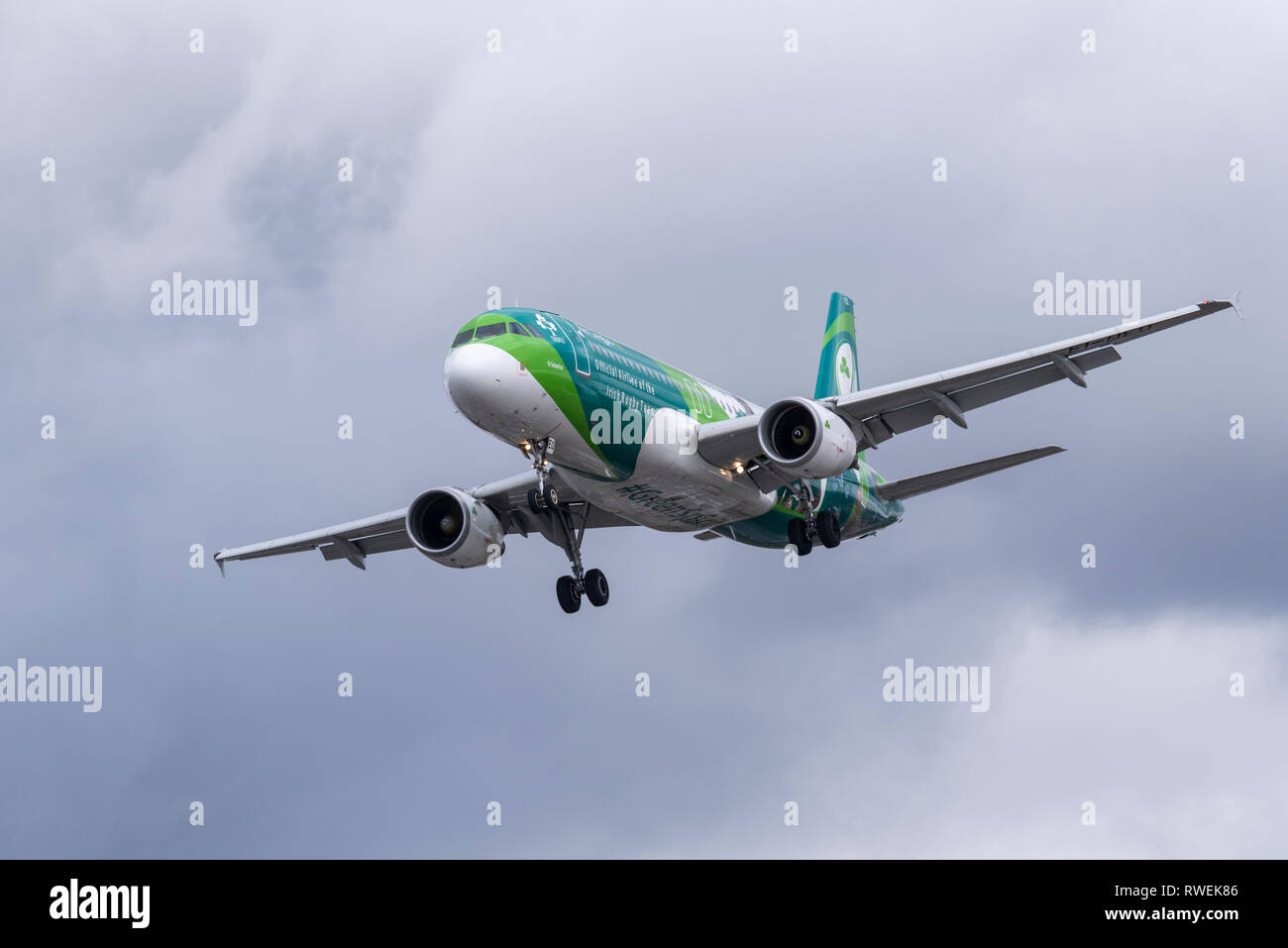 Aer Lingus Airbus A320 jet plane airliner EI-DEO landing at London ...