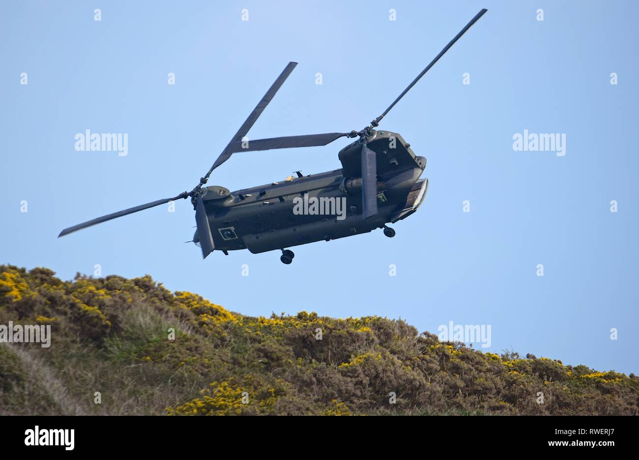 Twin engined helicopter chinook hi-res stock photography and images - Alamy