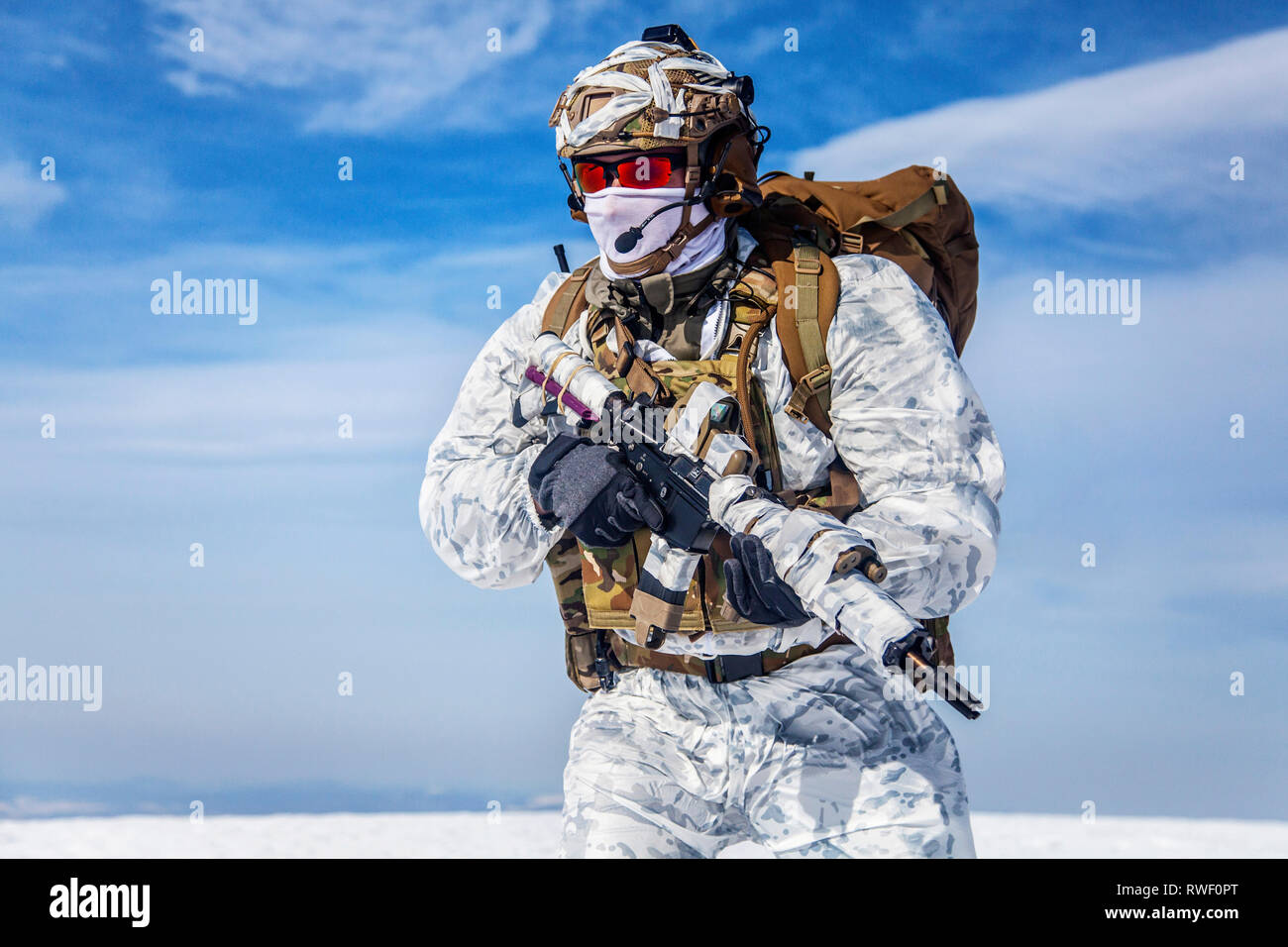 White winter military uniform hi-res stock photography and images - Alamy