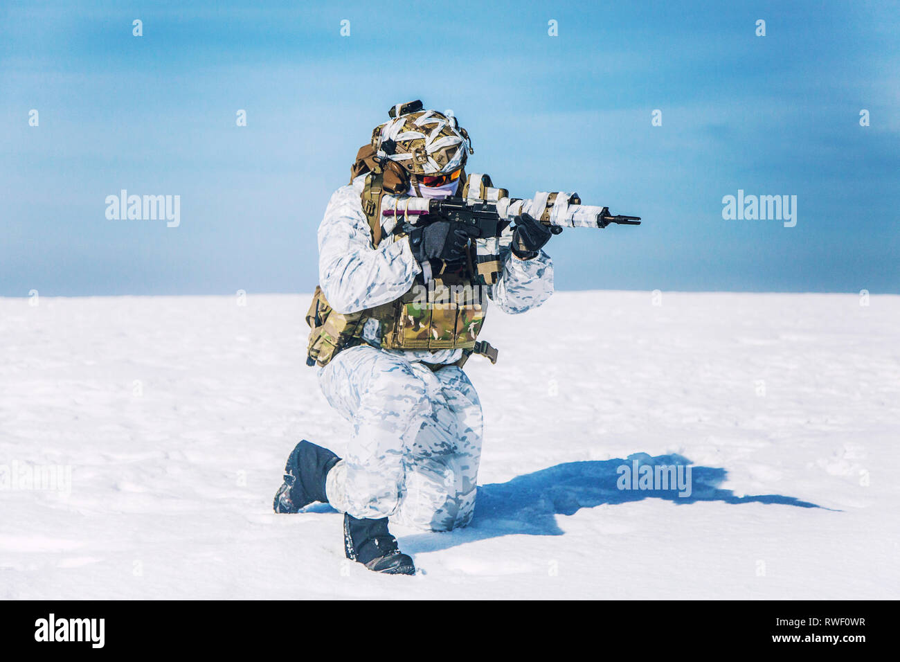Kneeling position when firing hi-res stock photography and images - Alamy
