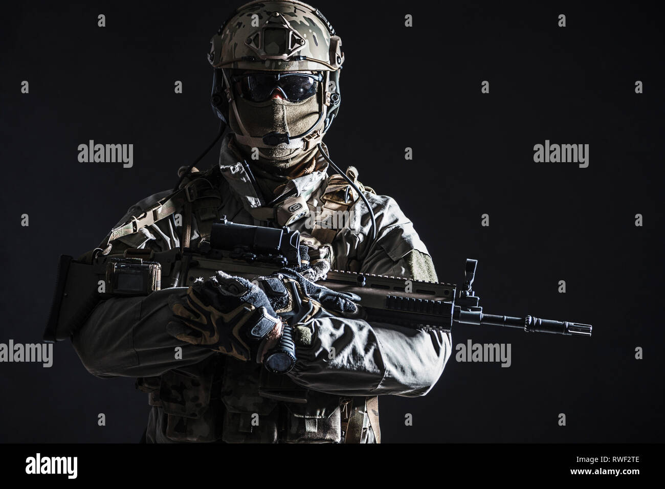 Shot by army hi-res stock photography and images - Alamy