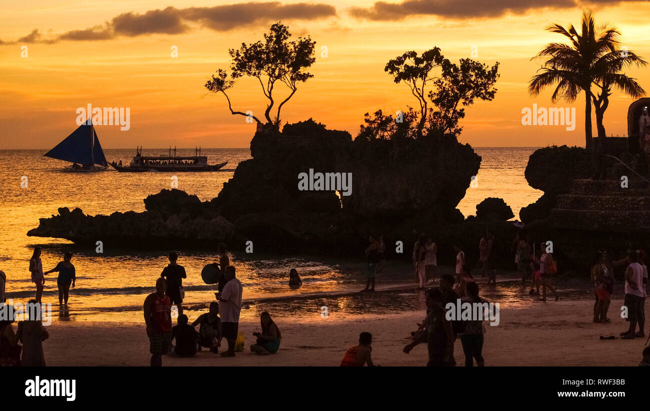 Tourist Crowds at Willy's rock - Sunset on White Beach, Boracay, Panay ...