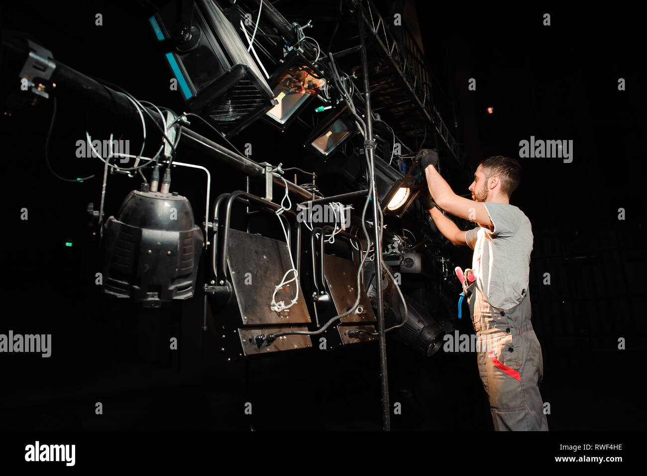 The stage worker sets up the lights Stock Photo - Alamy