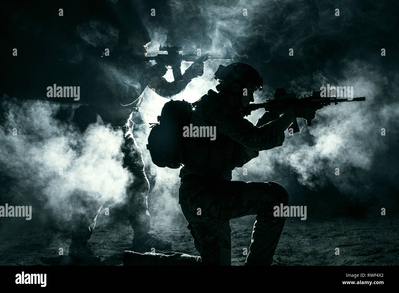 Pair of Army soldiers attacking in the smoke Stock Photo - Alamy