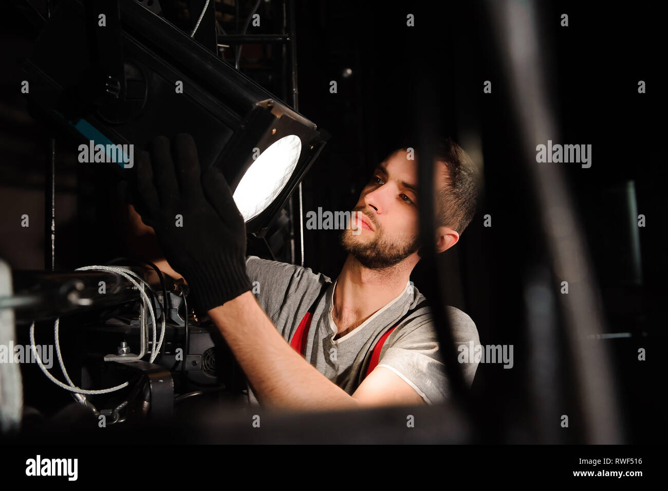The stage worker sets up the lights Stock Photo - Alamy