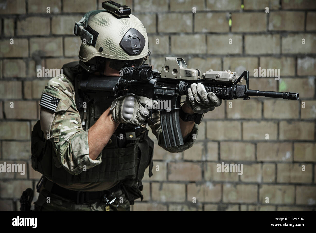 Holding assault rifle up hi-res stock photography and images - Alamy
