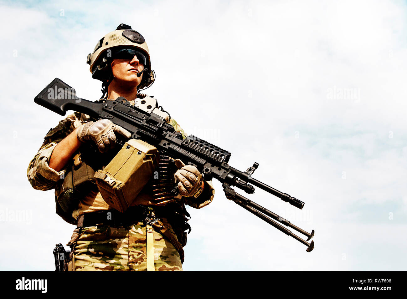 Low angle portrait of U.S. Army Ranger with machine gun Stock Photo - Alamy