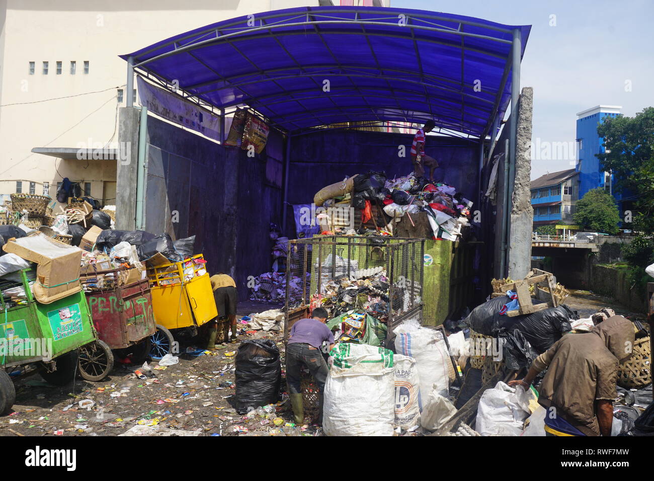 City garbage hi-res stock photography and images - Alamy