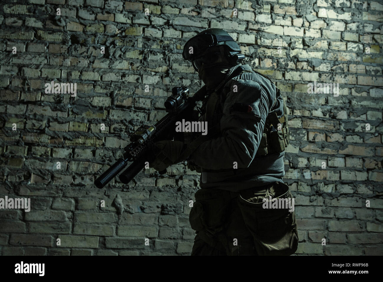 Man pointing gun, side view hi-res stock photography and images - Alamy