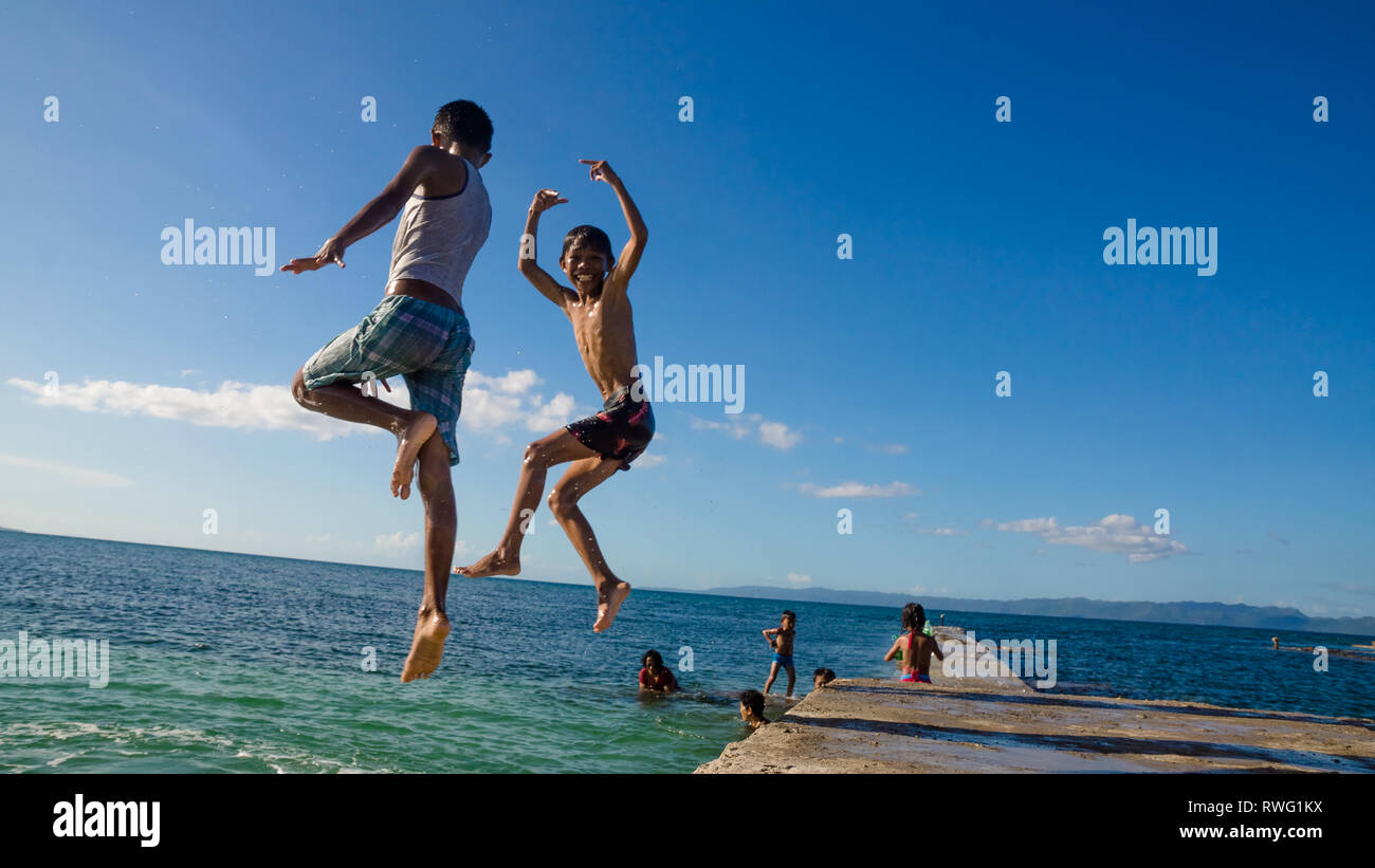 Family Jumping Into Sea Stock Photos & Family Jumping Into Sea Stock ...