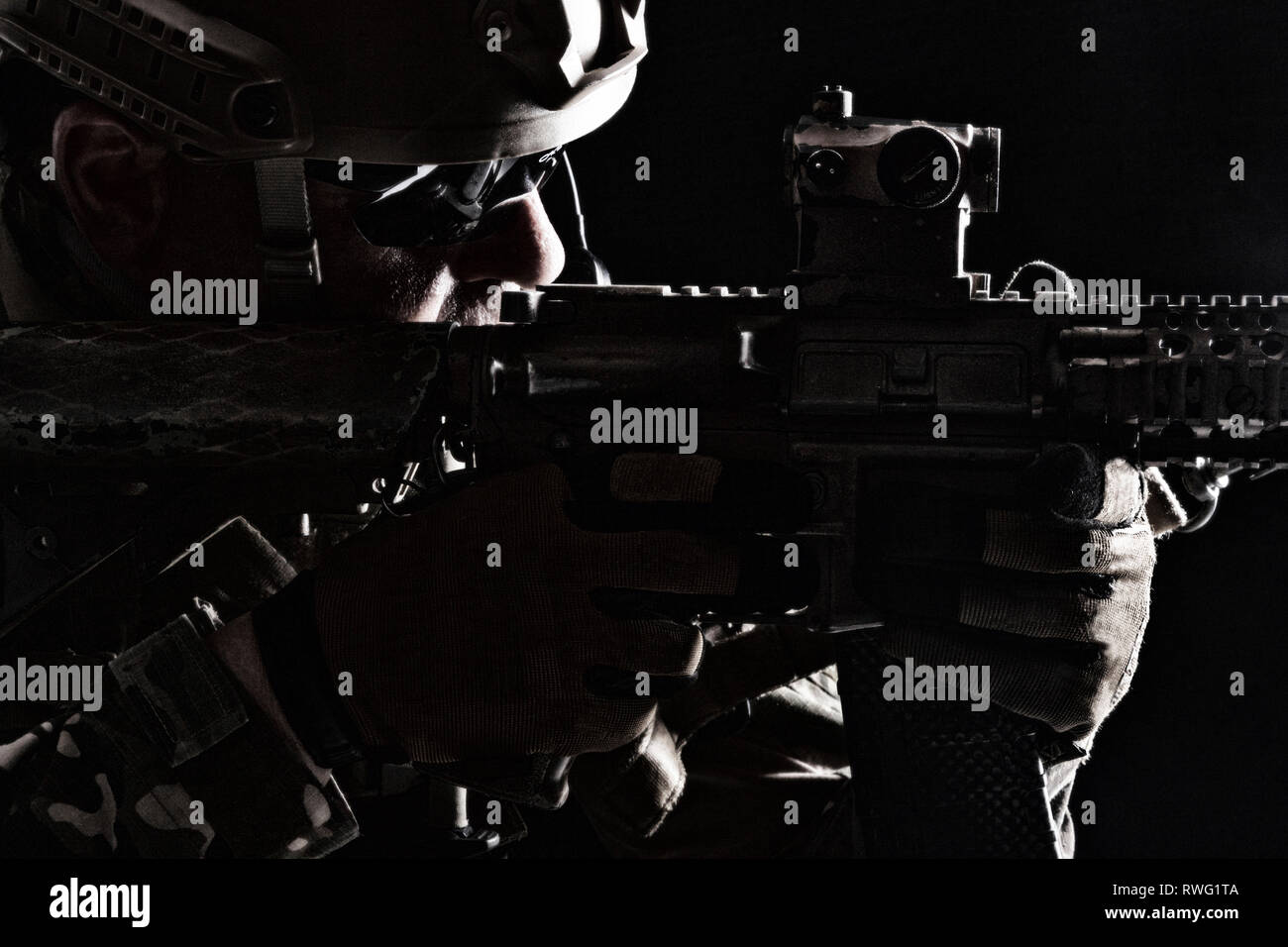 Soldier pointing his rifle hi-res stock photography and images - Alamy