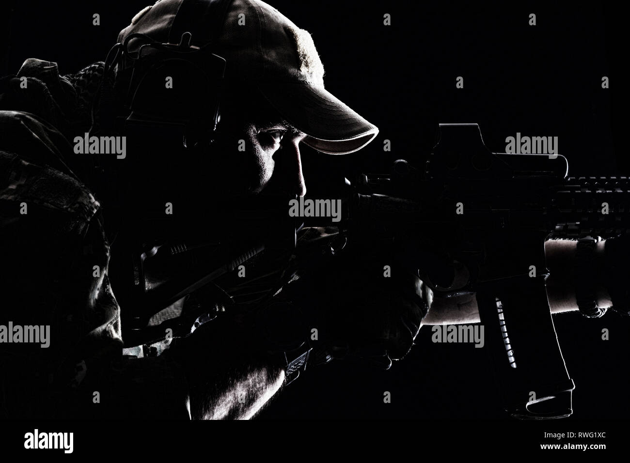 Soldier pointing his rifle hi-res stock photography and images - Alamy