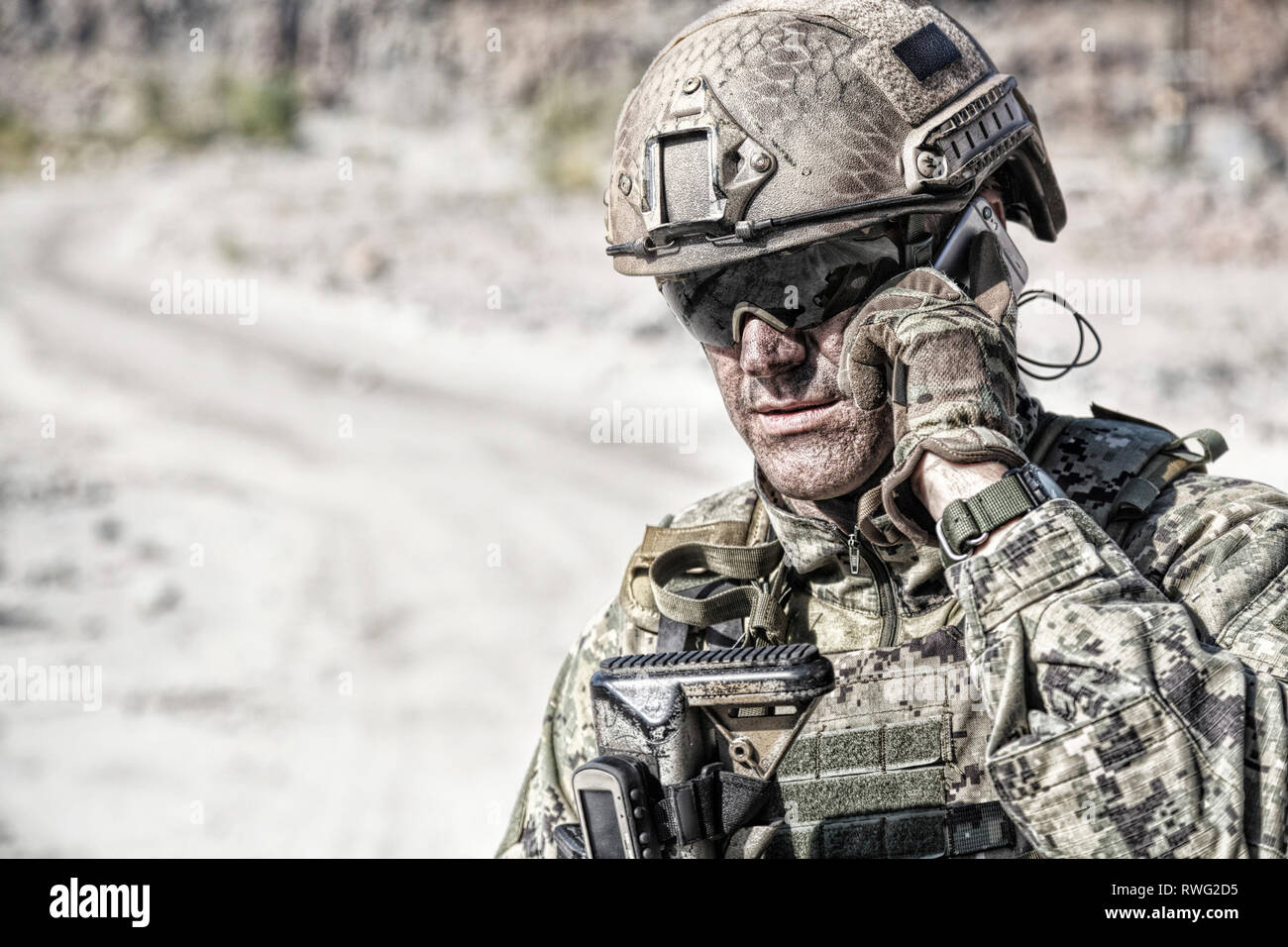 Soldier with phone hi-res stock photography and images - Alamy