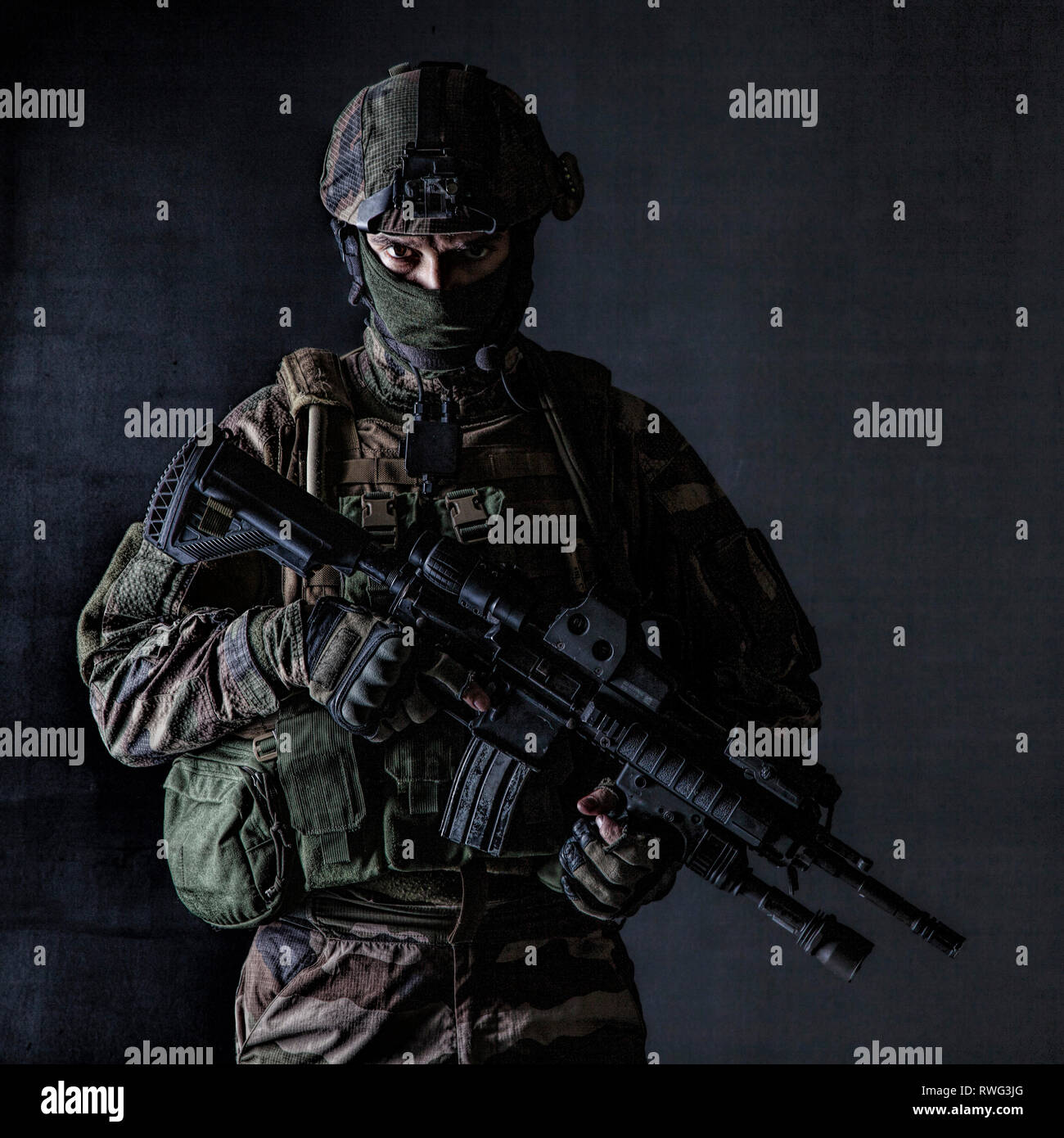 French paratrooper with weapon Stock Photo - Alamy