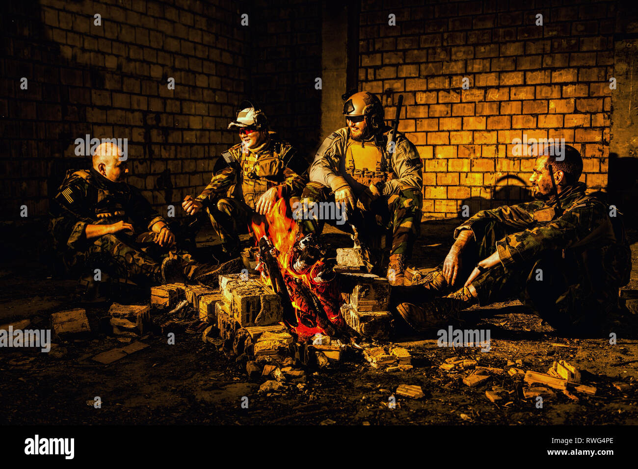 People sitting around campfire night hi-res stock photography and ...