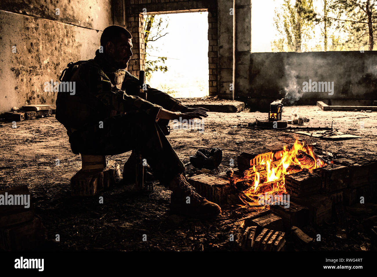 Building a fire camping hi-res stock photography and images - Alamy