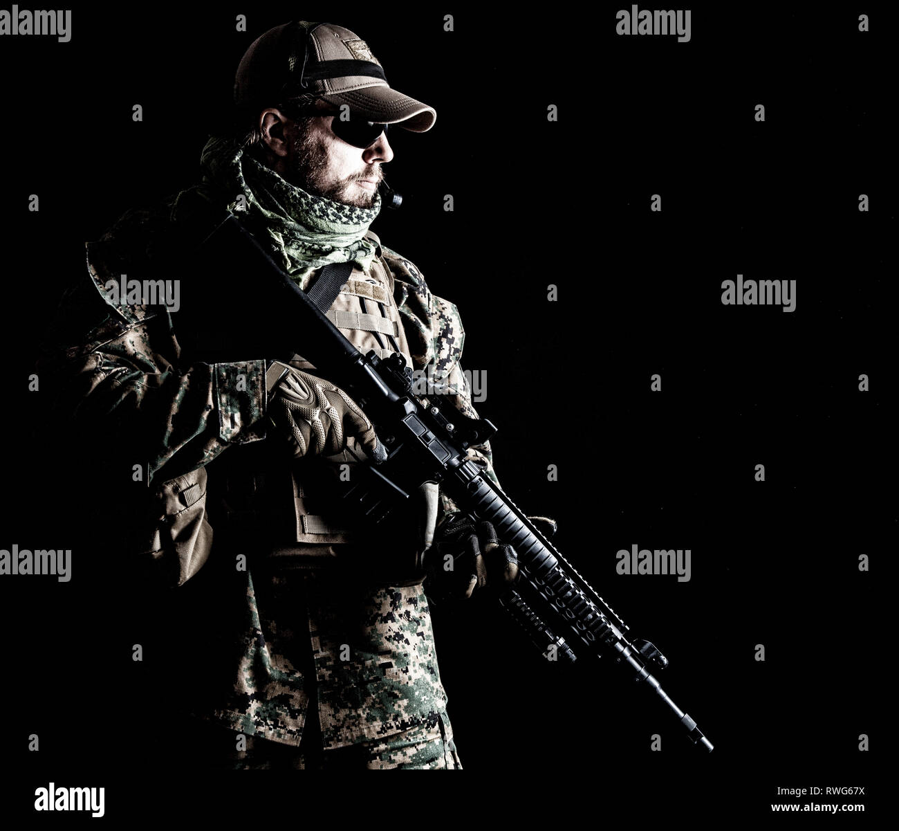 Marine soldier profile hi-res stock photography and images - Alamy