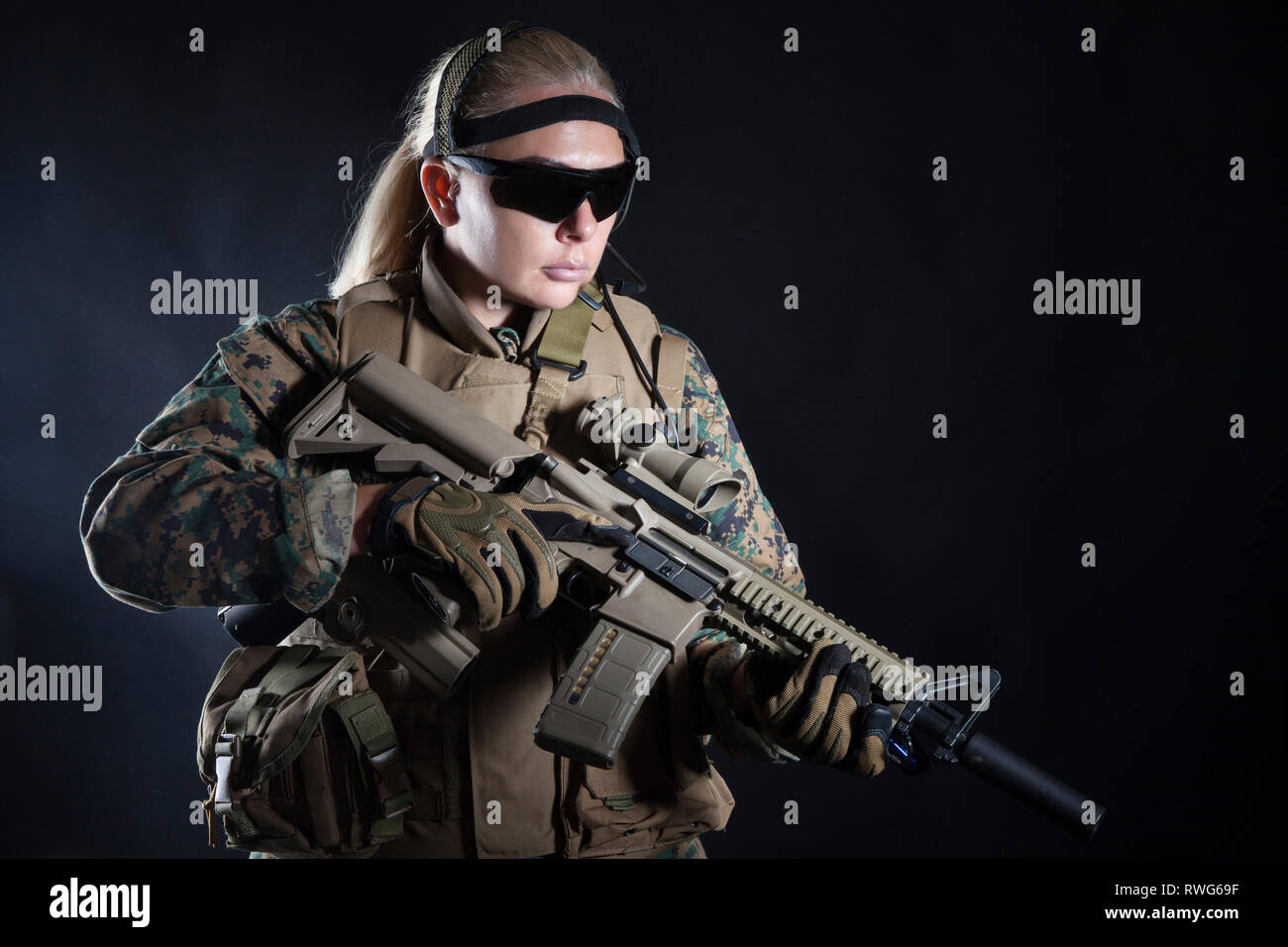 Female U.S. Marine in uniform, equipped with rifle Stock Photo - Alamy