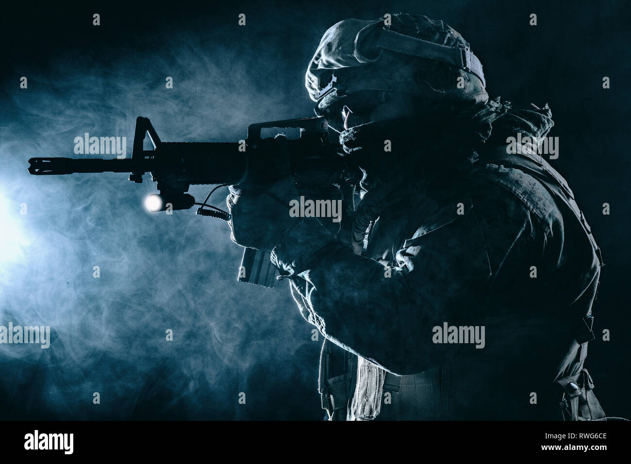 Silhouette pointing rifle hi-res stock photography and images - Alamy