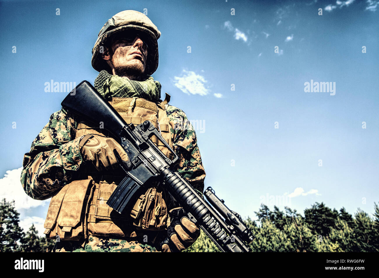 U.S. Marine with rifle and warpaint on face Stock Photo - Alamy