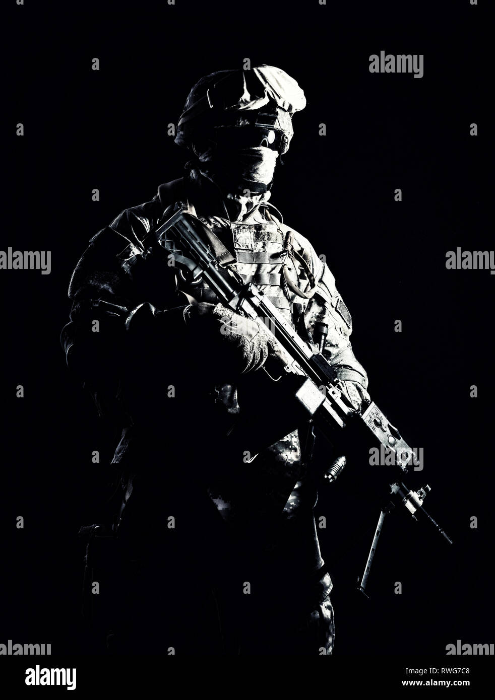U.S. soldier in combat uniform, armed with a light machine gun Stock ...