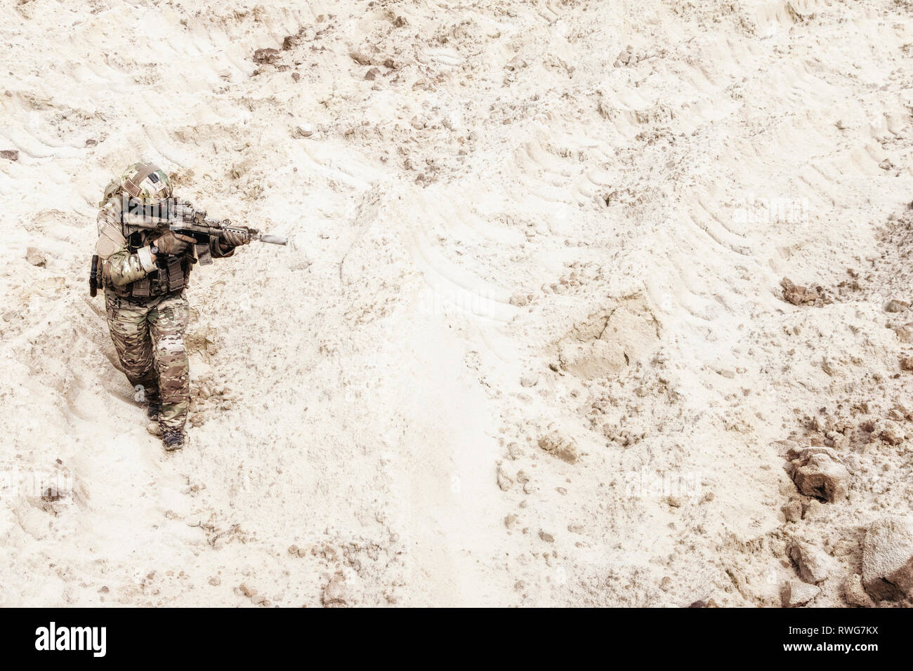 Carrying army soldier uniform walking hi-res stock photography and ...