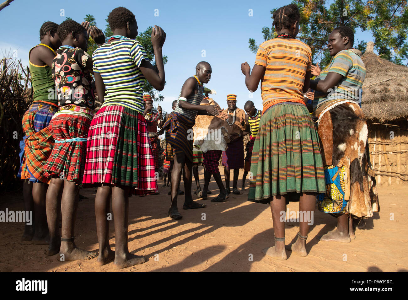 Traditional ugandan dancing hi-res stock photography and images - Alamy